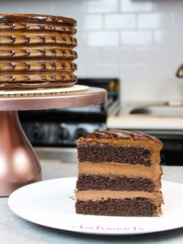 Baileys Chocolate Cake: Easy Recipe w/ Decadent Frosting