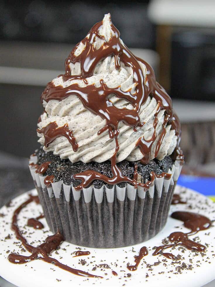 Chocolate Oreo Cupcakes: Moist Chocolate Cupcakes with Oreo Frosting