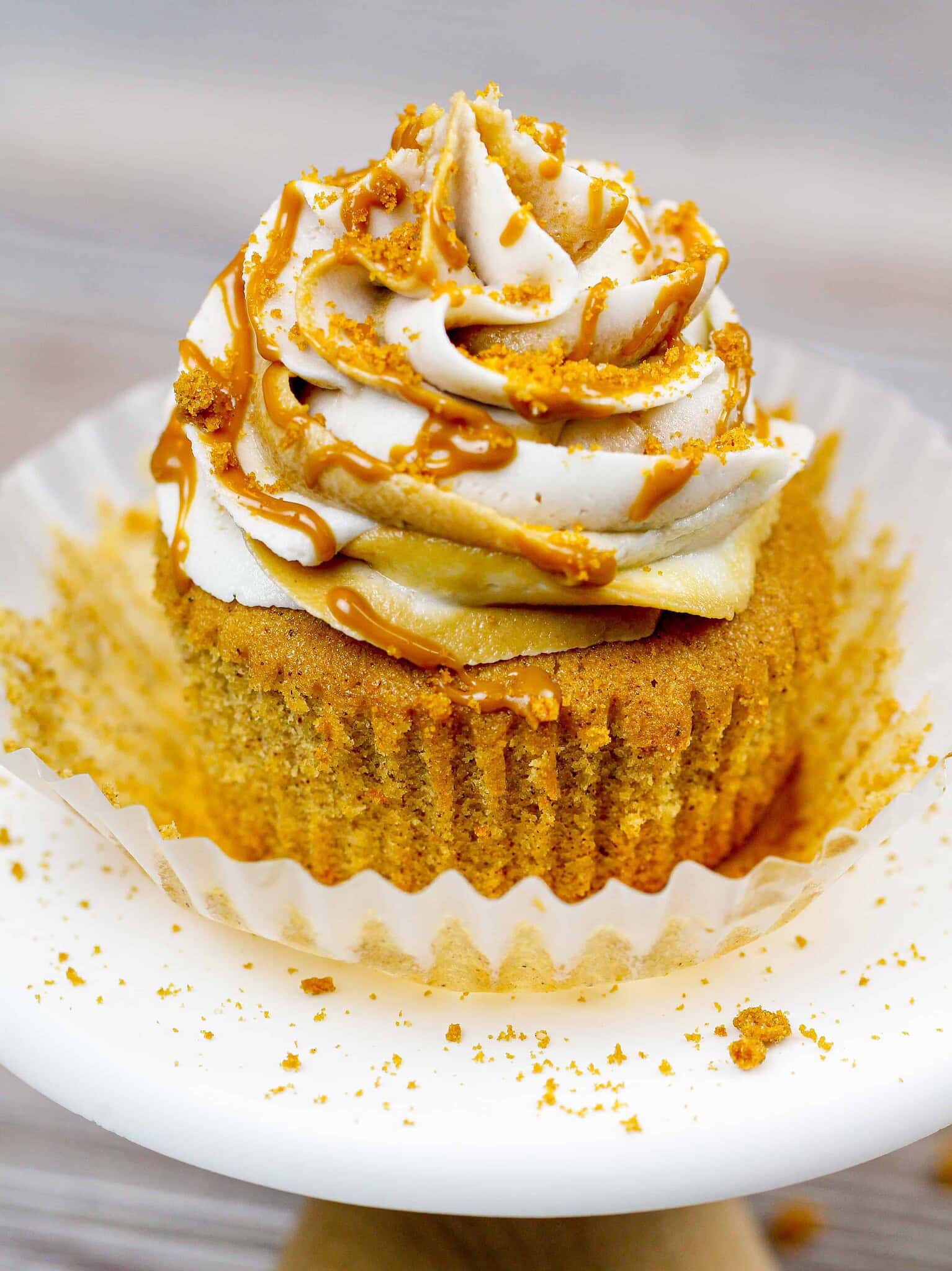Almond Cupcakes: Fluffy, Moist Cupcakes w/ Almond Frosting