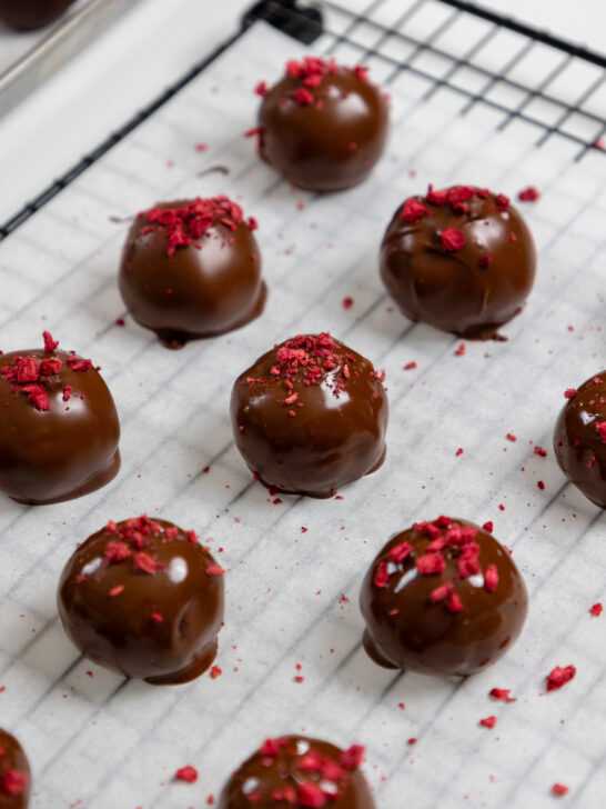 Raspberry Chocolate Truffles - Easy, 6-Ingredient Recipe